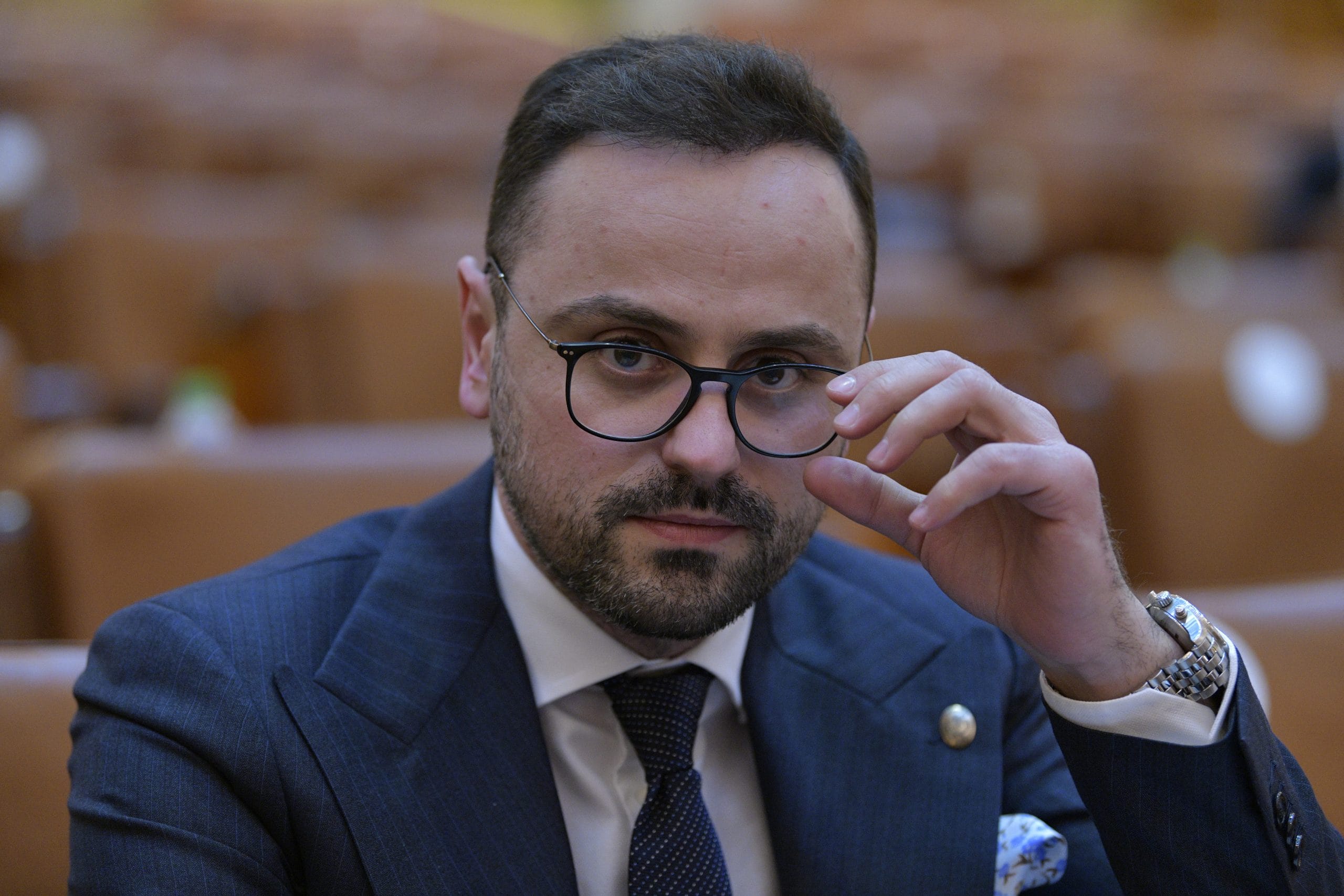 Deputatul PSD Remus Mihalcea îl desființează pe prefectul Dragoș ...